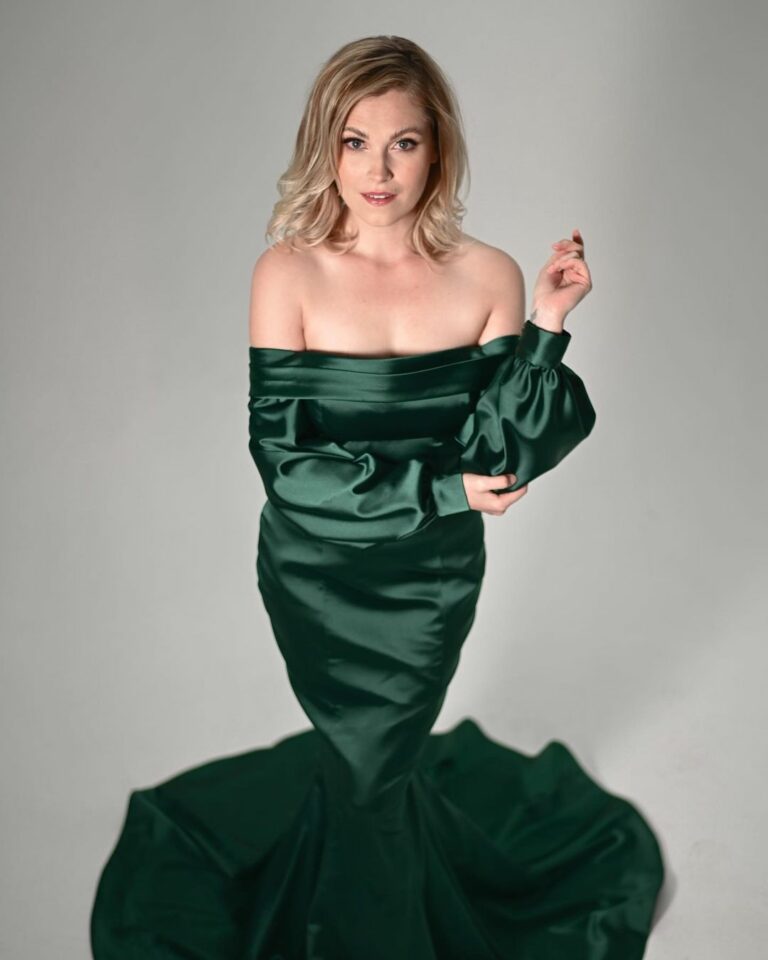 Eliza Taylor measurements, bio, height, weight, shoe and bra size