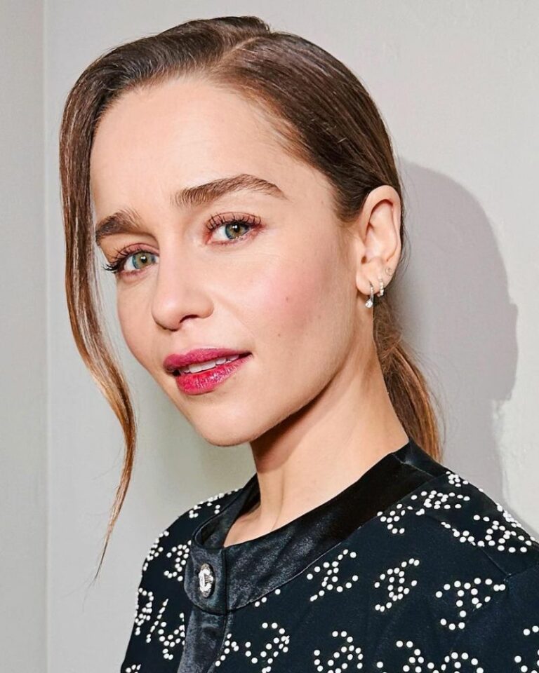 Emilia Clarke measurements, bio, height, weight, shoe and bra size